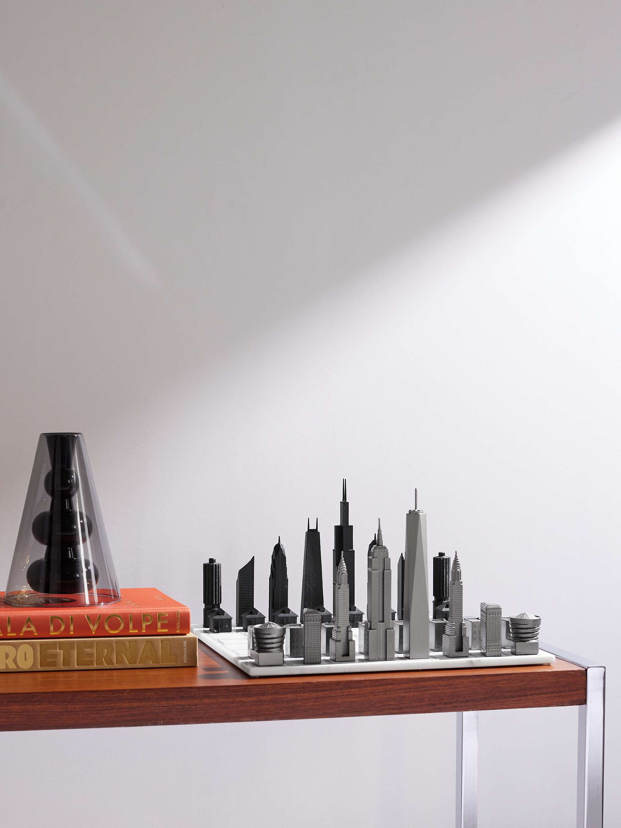 Chicago vs New York Stainless Steel and Marble Chess Set von SKYLINE ...
