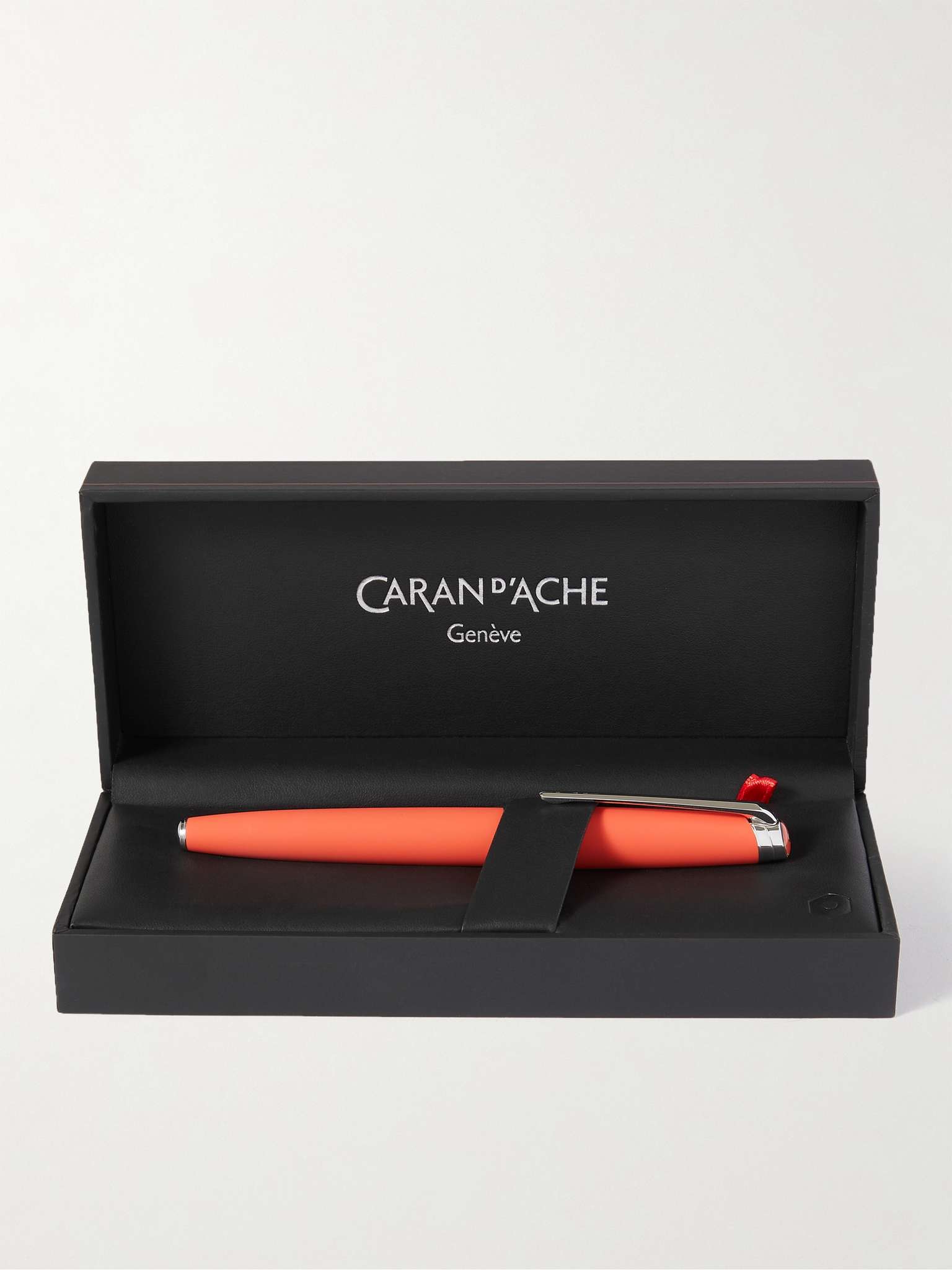 Léman Rhodium-Plated and Lacquered Fountain Pen من CARAN D'ACHE | مستر ...